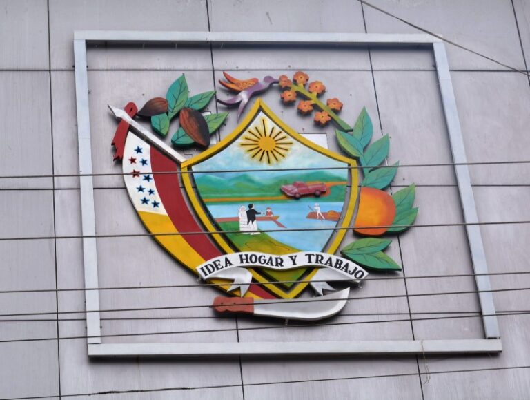 Descubre la heráldica de Chone: símbolos de historia y valores